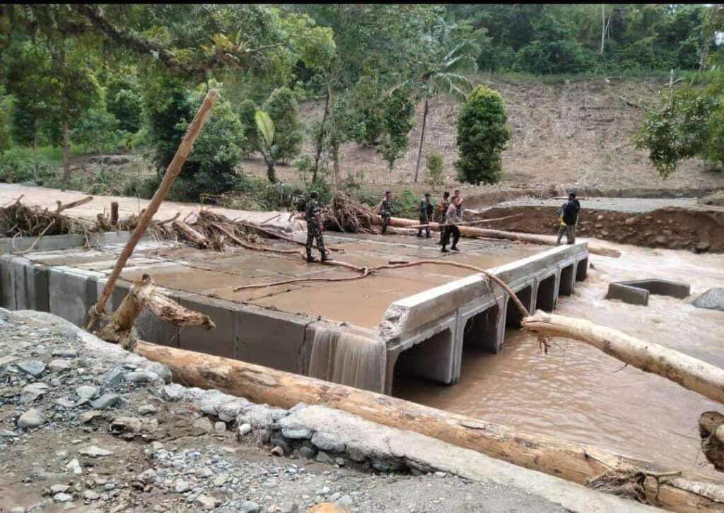 Jadi Pemicu Meluapnya Banjir, Begini Penampakan Jembatan PT Mas Mindo ...